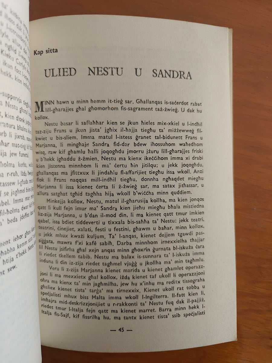 It-Tfajla bil-fjur fuq sidirha – Gigi's Collectables
